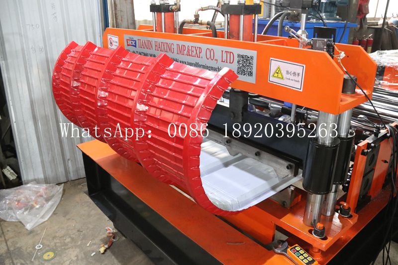 Hydraulic roof panel curving machine